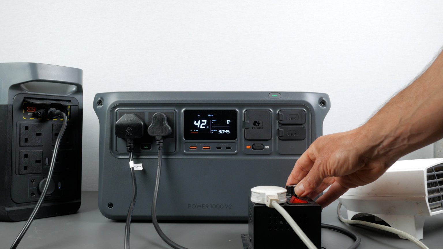 This Compact Power Station Can Output 2600W?! DJI Power 1000 V2 Review ...
